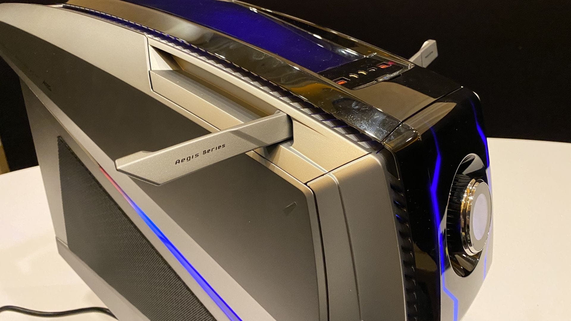 MEG Aegis Ti5, MSI lo fa strano e ultra-potente (il desktop)